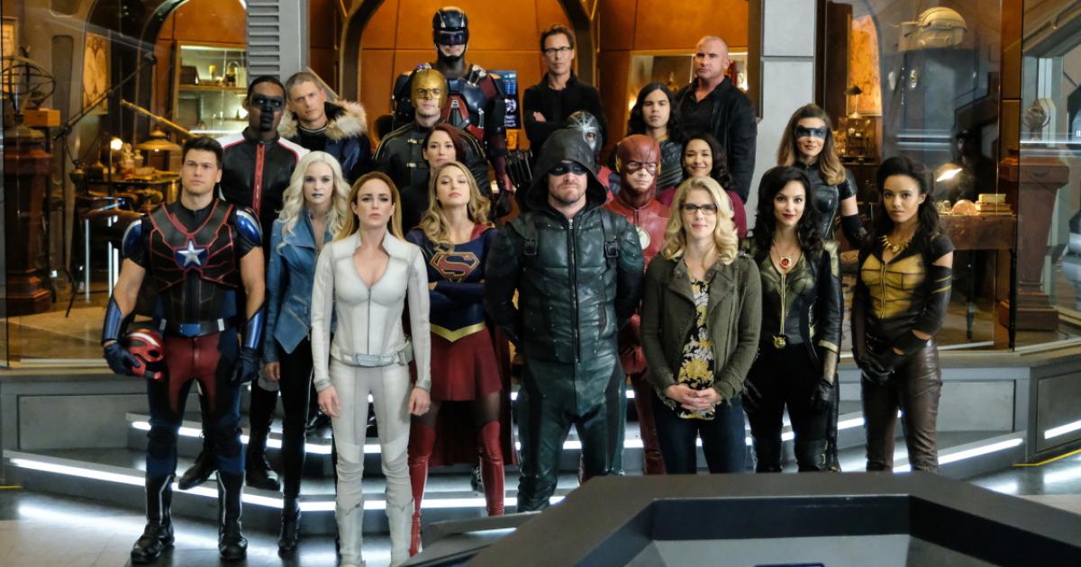Arrow, Flash en Supergirl bundelen krachten in trailer Crisis on Earth ...
