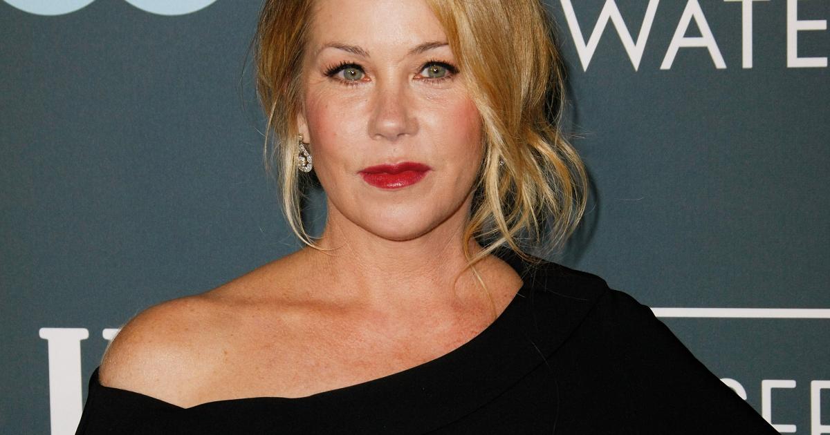 Christina Applegate voor de laatste keer wandelend over de rode loper ...