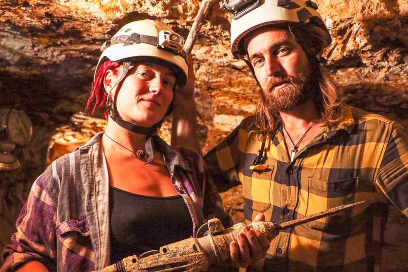 Nederlandse Lisa is opvallende verschijning in Outback Opal Hunters ...