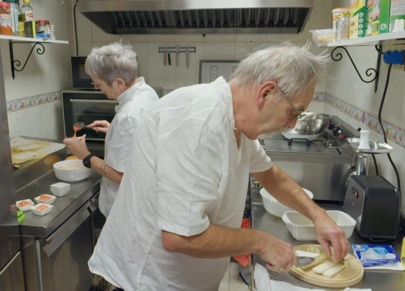 Hilariteit om 'vieze bende' bij Mieke en Johnny in Massa is Kassa | Veronica Superguide