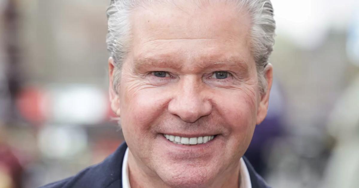 Dries Roelvink shockeert Toppers-fans met optreden in gele slip ...