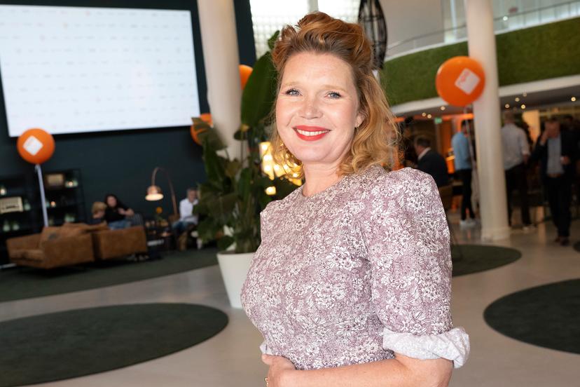 Gooische Vrouwen-actrice Tjitske Reidinga verplaatst theatertour om ...