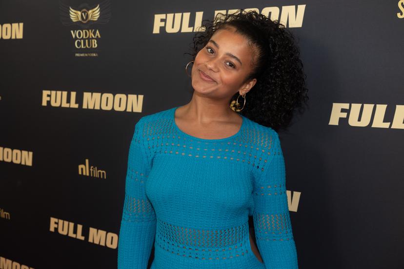 Wie is Stephanie van Eer, de reporter van Het Sinterklaasjournaal ...